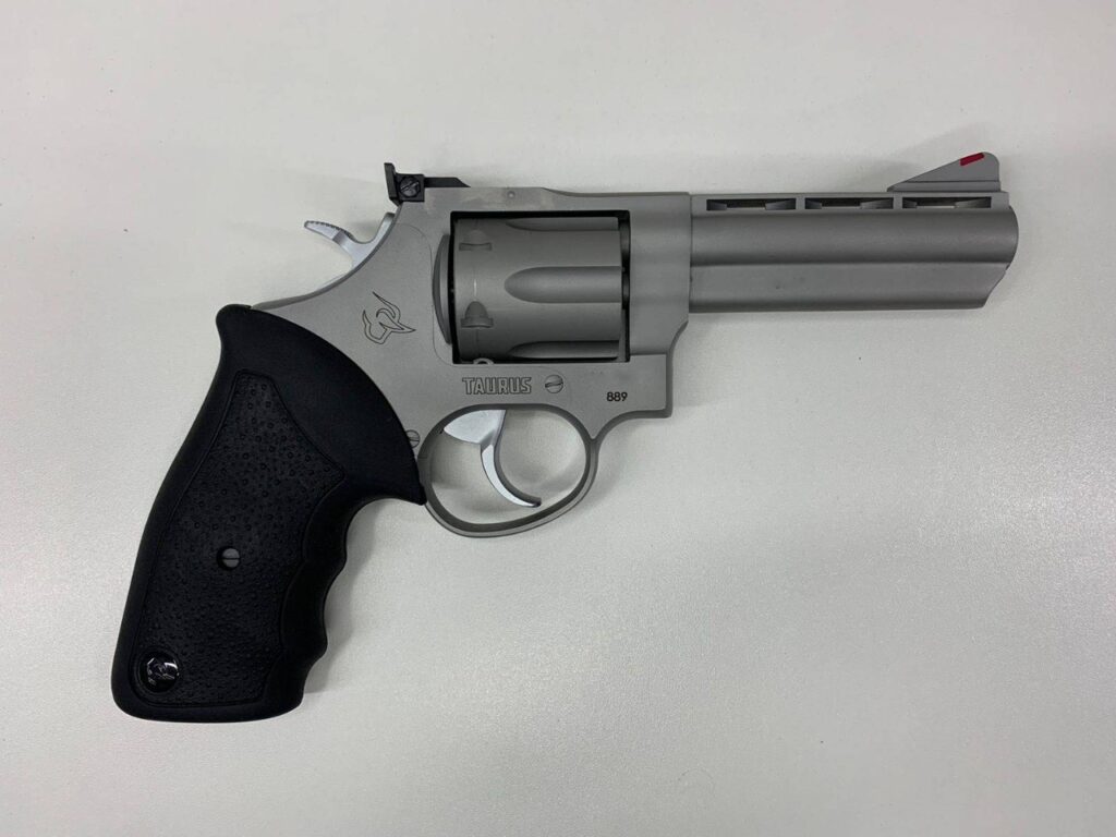 REVOLVER TAURUS RT889 inox fosco 4″ .38 SPL – Aymore Armas